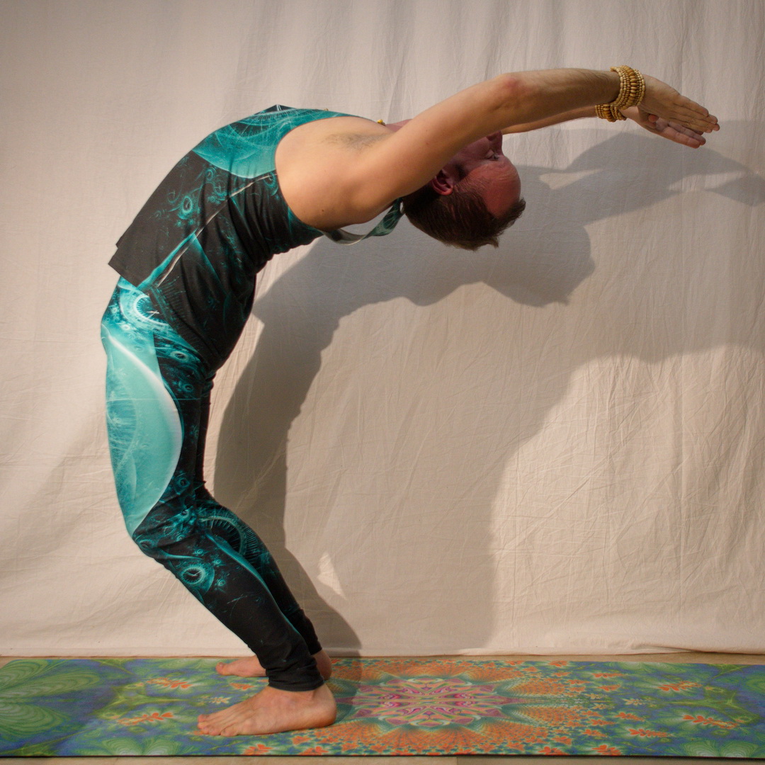 Standing backbend - Lukas Mattsson