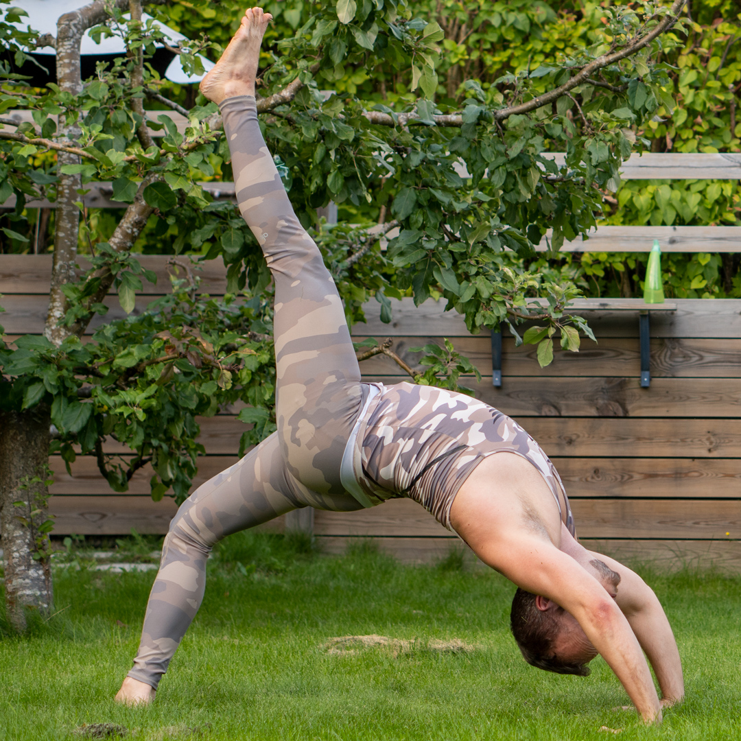 Wheel with one leg up - Asana